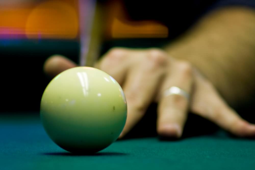 Incredibile cosa riesce a fare col biliardo [VIDEO]